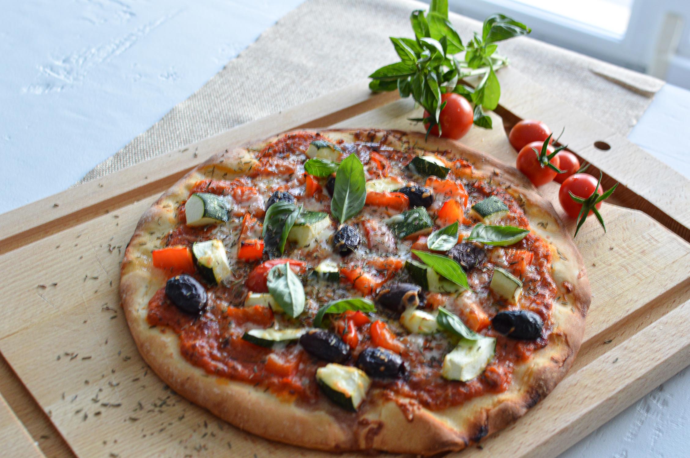 Pizza aux légumes et jambon de Parme